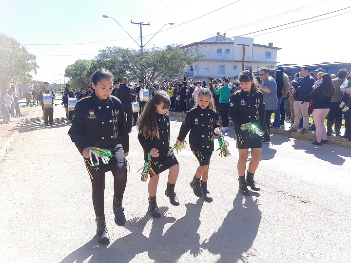 Desfile cívico de Hulha Negra contabilizou mais de mil pessoas - Jornal ...