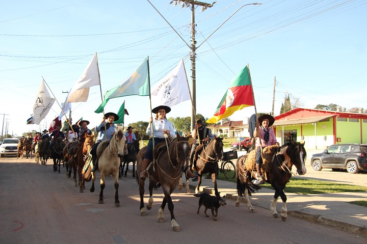 Desfile, churrasco e show encerram atividades alusivas ao 20 de ...